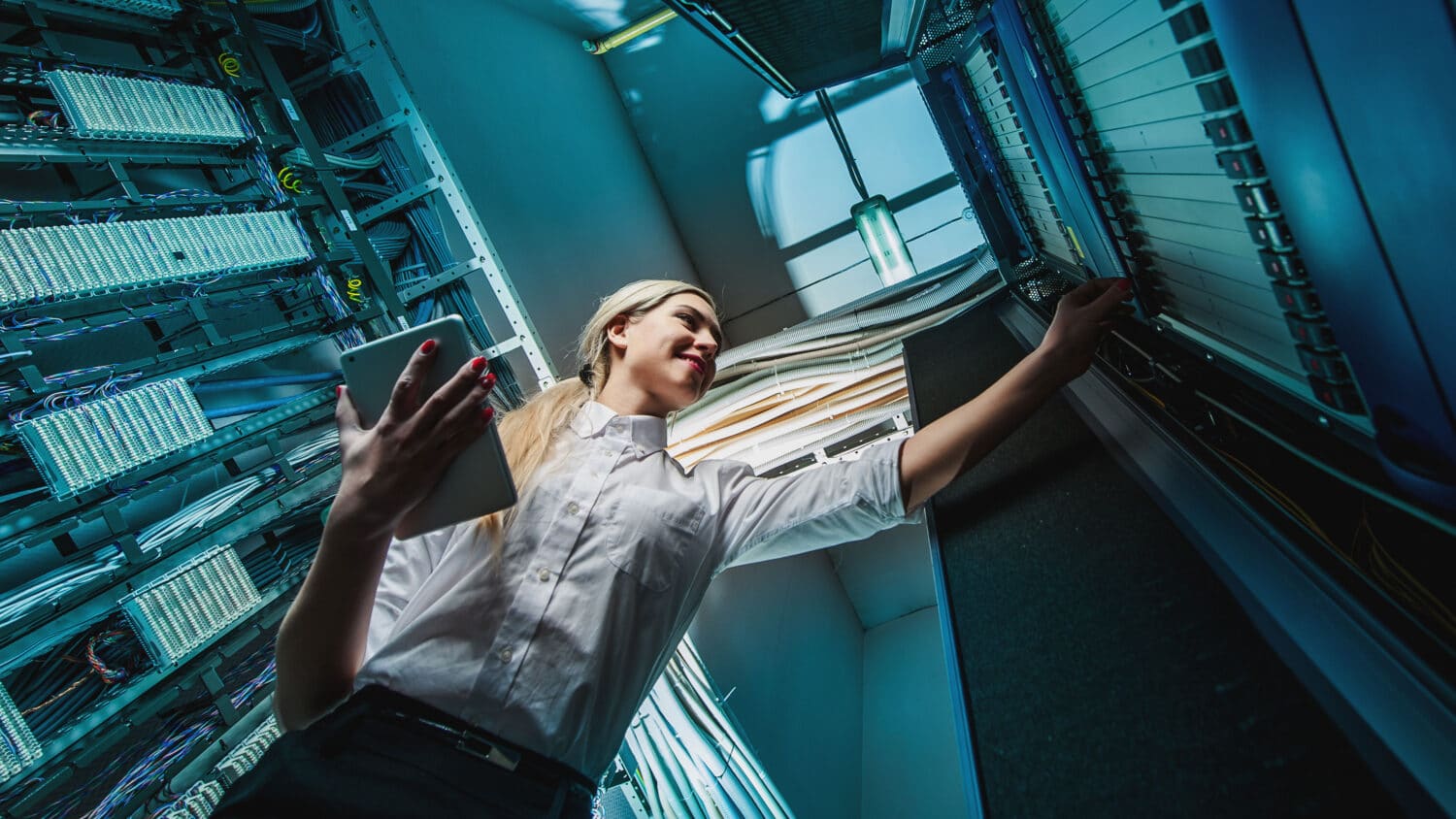 Optimizing Containment for Sustainable Data Center Goals: Enhancing Efficiency and Reducing ...